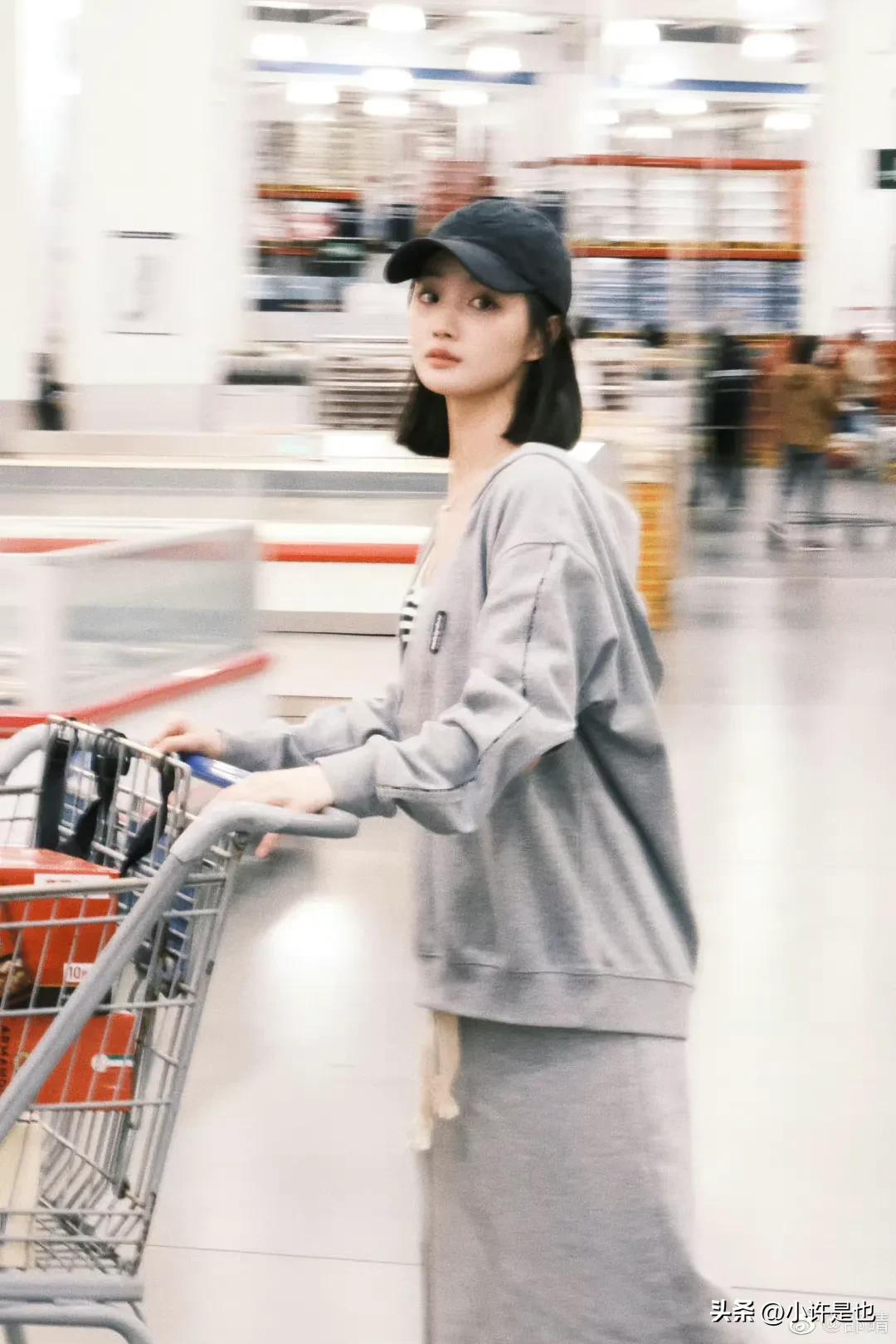 Shao Qing, 21, looks sweet and pure, 14 years younger than Zhang Jiani ...