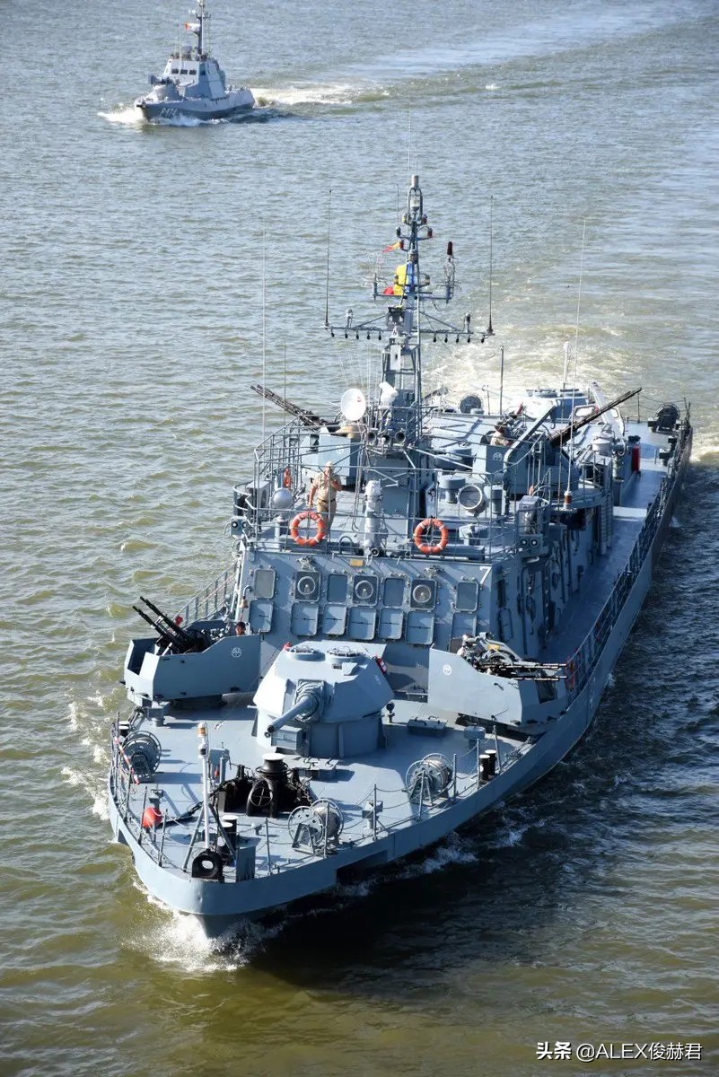 Look at the picture and talk: With a 100mm tank turret, a small ...