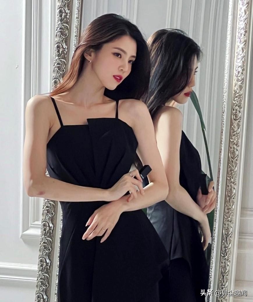 Han Suxi recently endorsed the makeup brand, black dress and a pair of ...