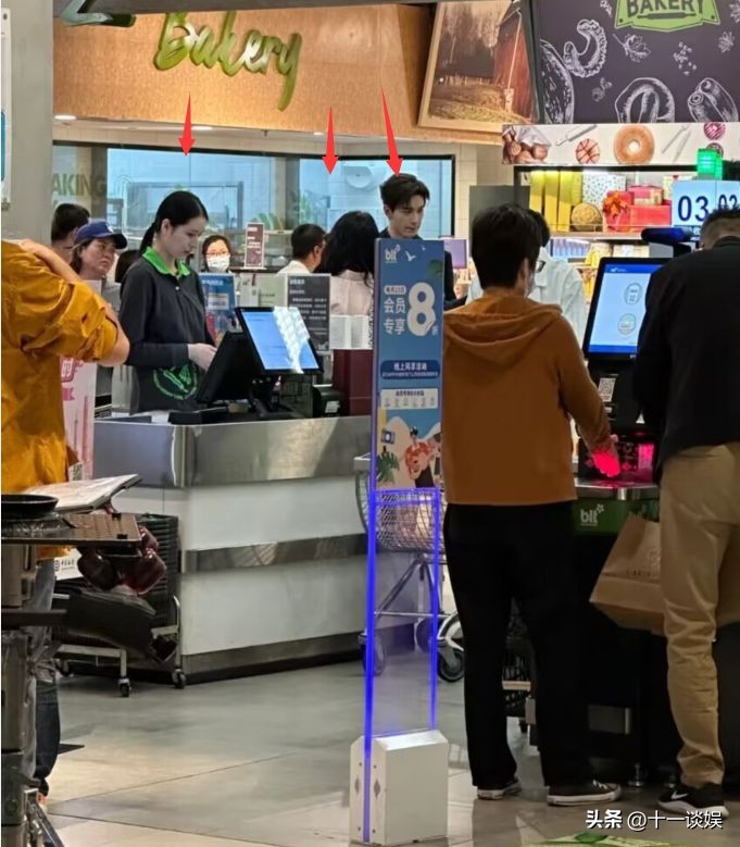 Zhang Ruonan and Chen Xingxu's new drama Reuters, the woman's outfit is ...