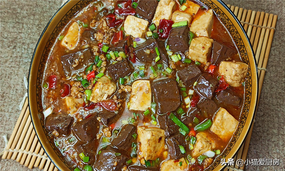 Pig blood and tofu are eaten like this, the taste is tender and spicy ...