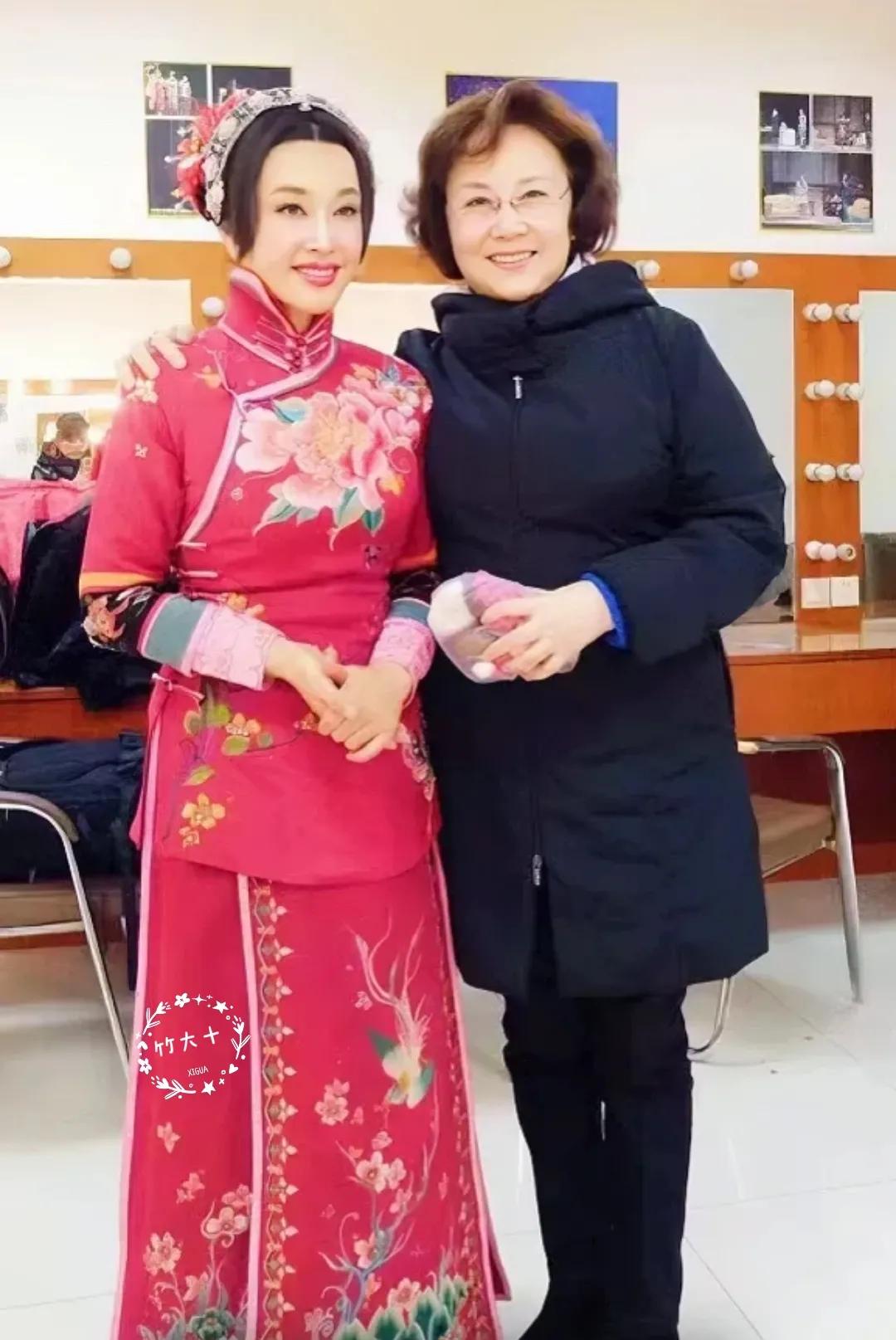 Liu Xiaoqing is 6 years older than Gu Yongfei in the same frame ...