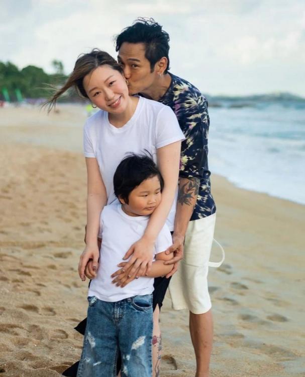 Du Dewei: Marrying his wife Li Xiaobing, who is 24 years younger, is ...