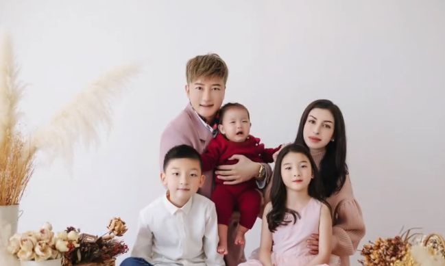 Guan Zhe and his mixed-race wife celebrate their 10th wedding ...