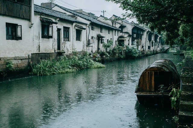 Looking back at the bleak place, when I go back, there is neither wind ...