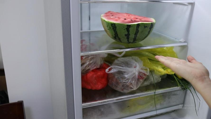 The cut watermelon cannot be stored in the refrigerator. The old melon ...