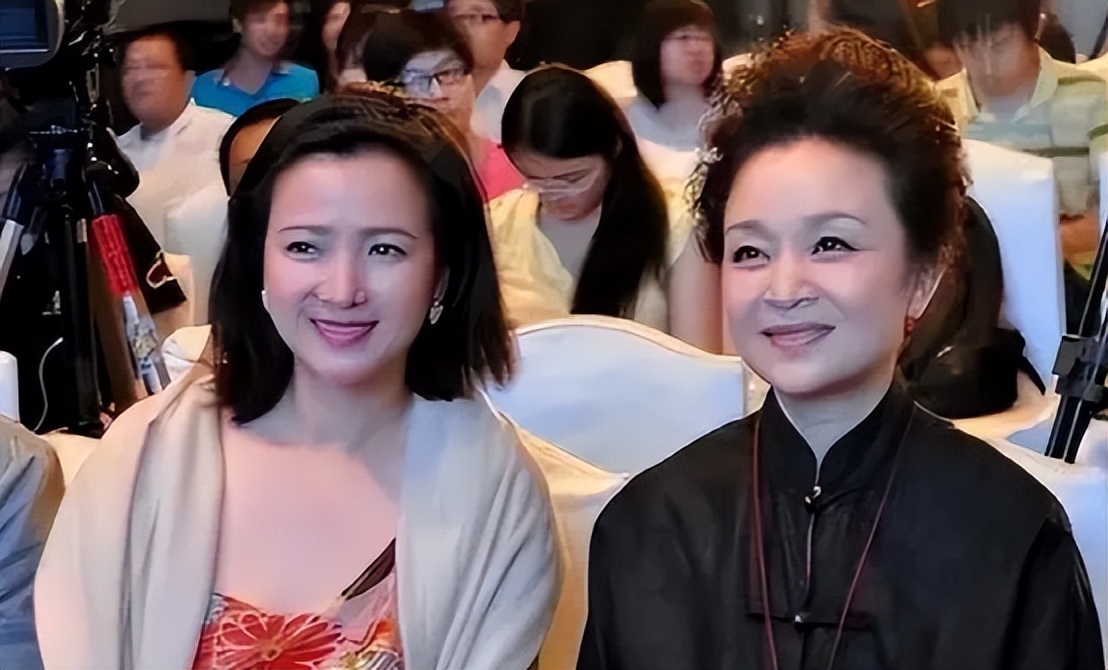 Liu Lili is in the same frame as He Qing, only 6 years apart, like a ...