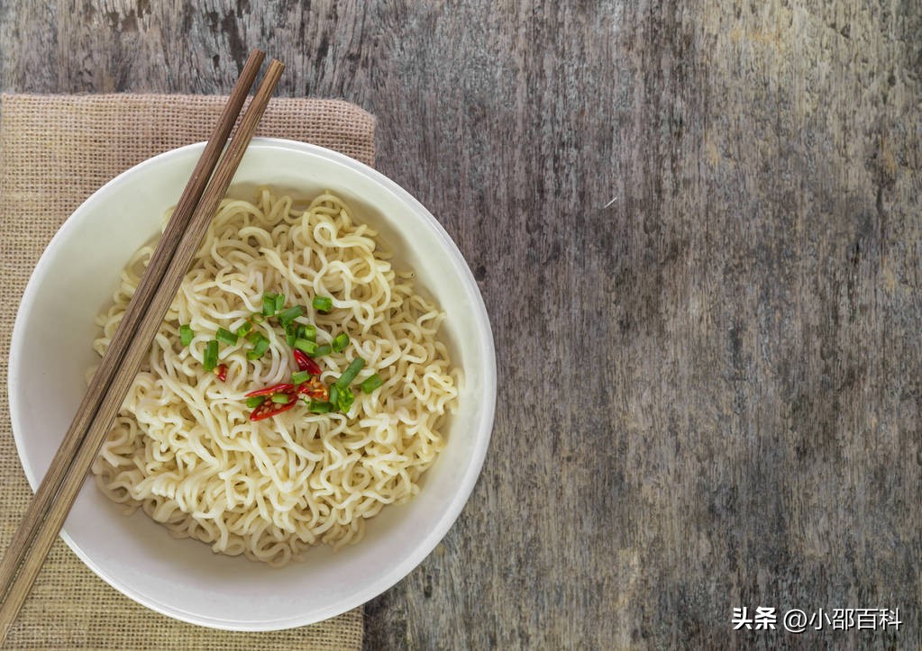 Why are instant noodles made curved instead of straight? - iNEWS
