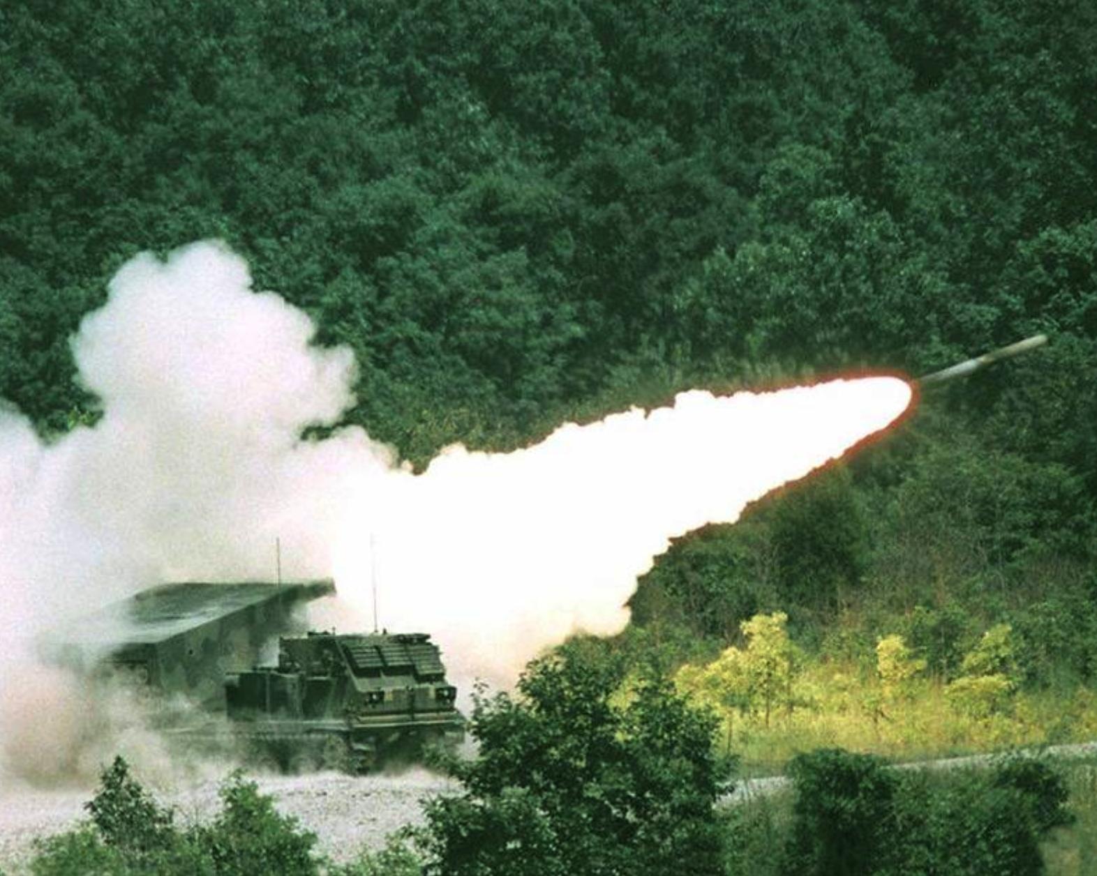 Vulcan pouring steel rain - American M270 multiple rocket launcher - iMedia