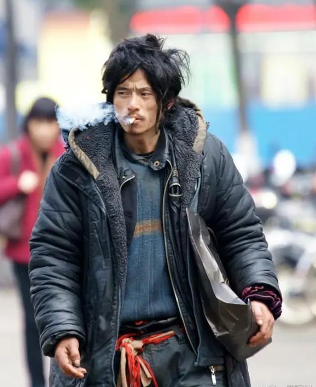 The sharp brother 12 years ago, he carried a gun and made meritorious ...