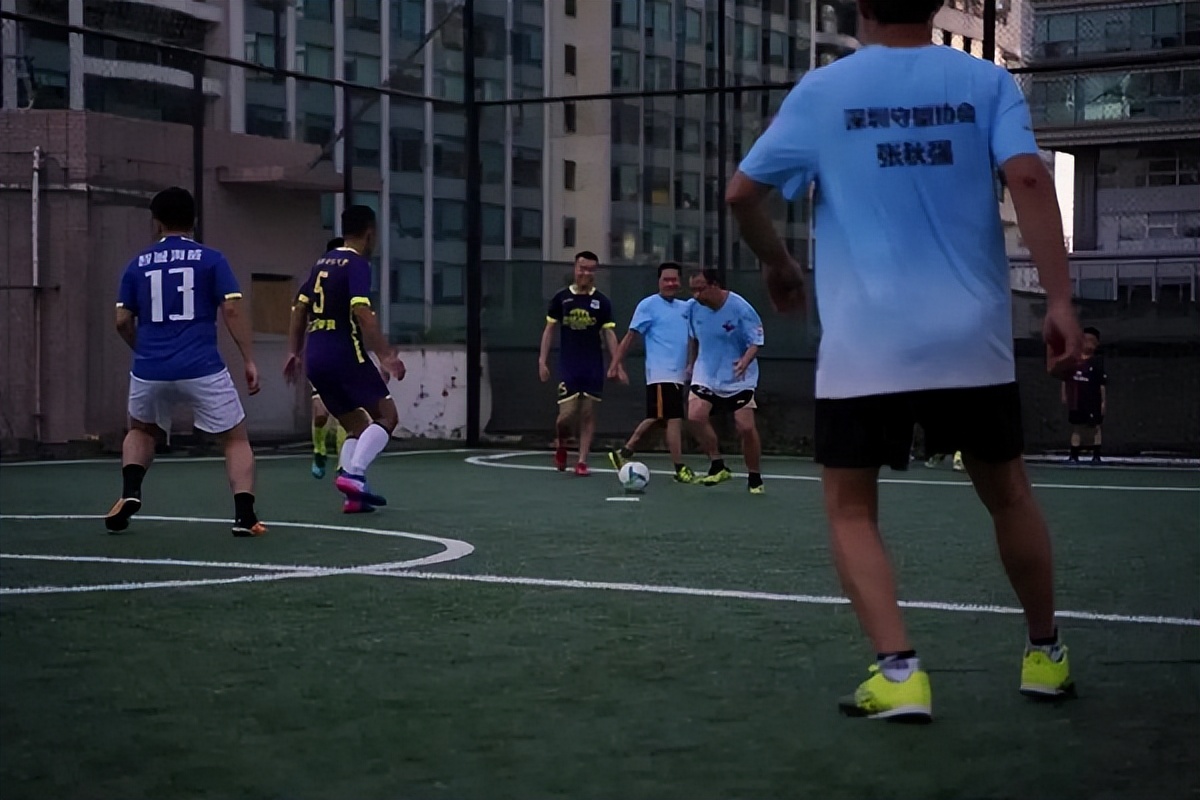 The "Father Football Team" took the children to learn discipline, line ...