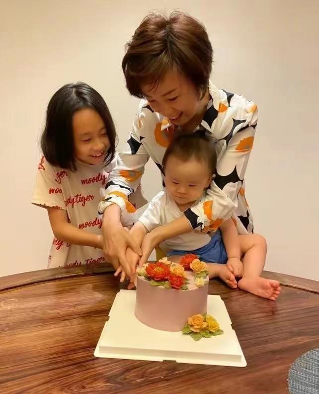 All the big names appeared in the art exhibition! Zhang Yining looks ...