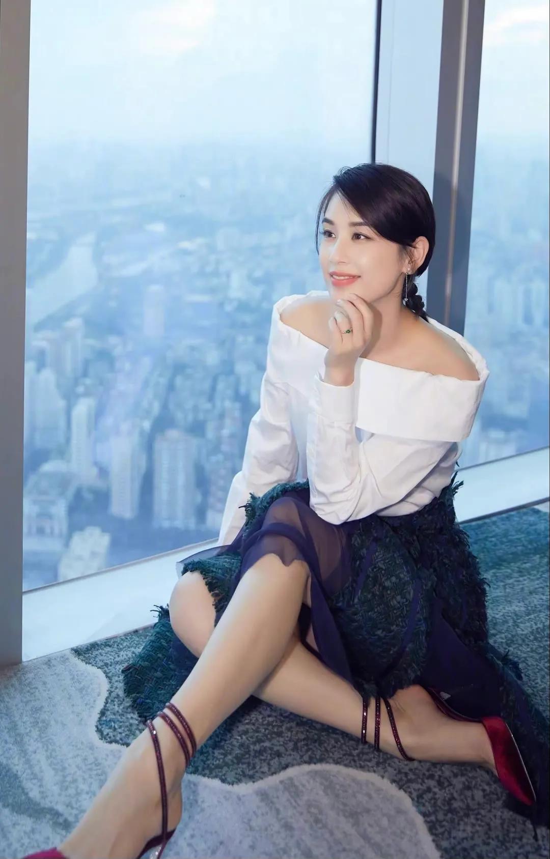 Beautiful picture of Huang Shengyi's long legs - iNEWS