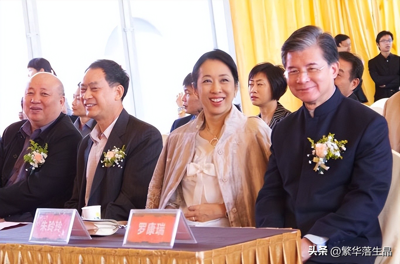 Zhu Lingling attended the event, wearing an off-the-shoulder long dress ...