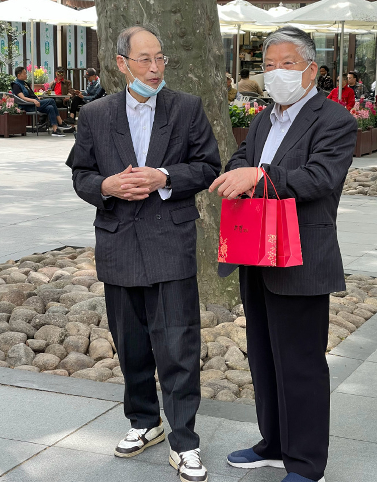 Men in their 70s and 80s: M-shaped high forehead, how to keep a ...