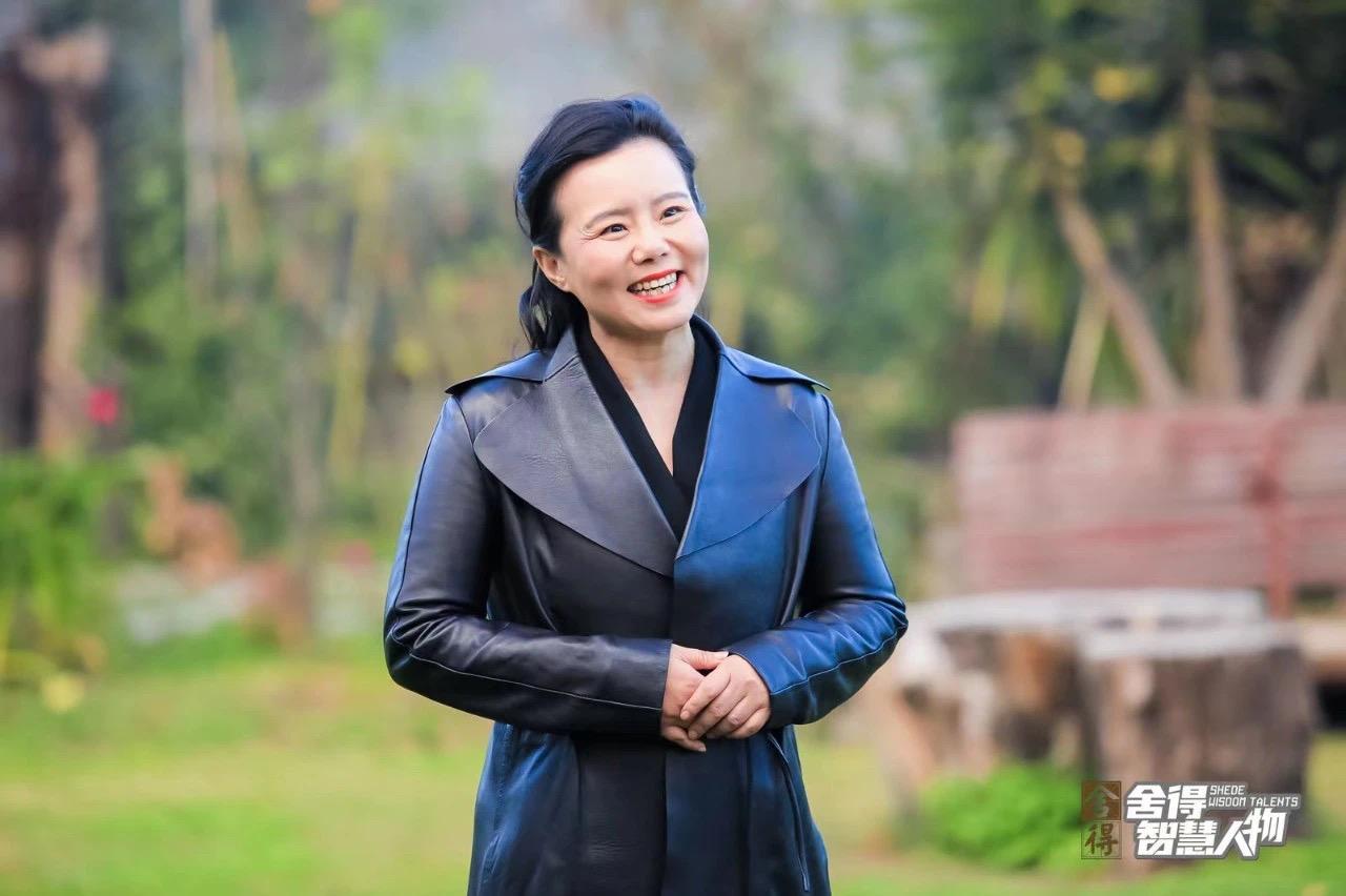47-year-old Gong Linna became popular again! Shake hands with the years ...