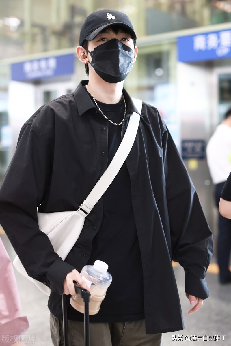 Deng Wei appeared at the Beijing Airport in a fashionable outfit full ...