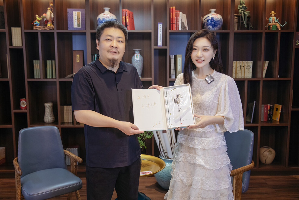 Guofeng singer Liu Keyi is a guest on the "Famous Master Interview ...