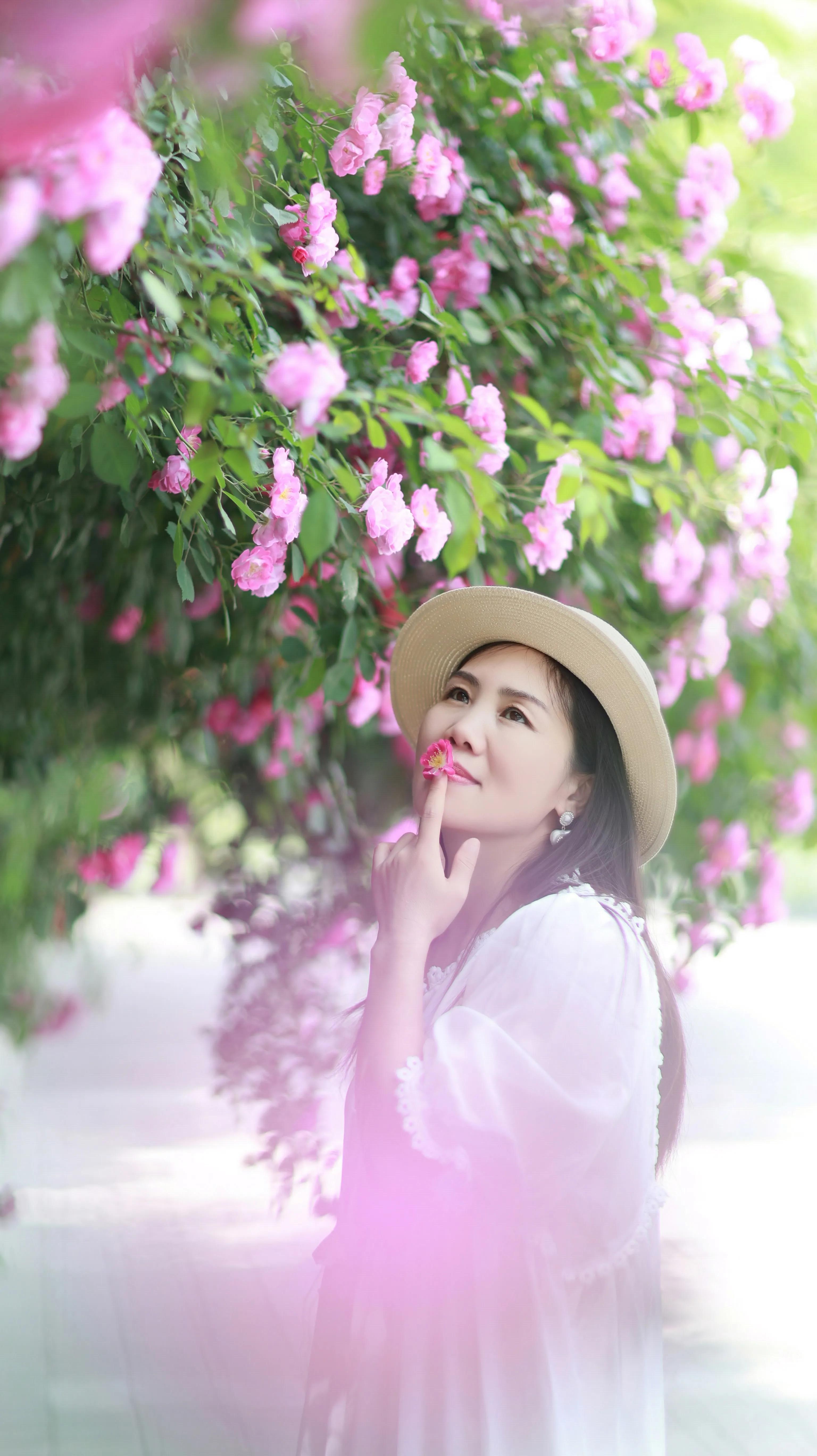 How to pose beautifully when photographing roses - iNEWS