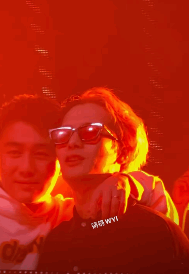 He Youjun, Prince Jiaer, caused fans to scream, and the atmosphere was ...