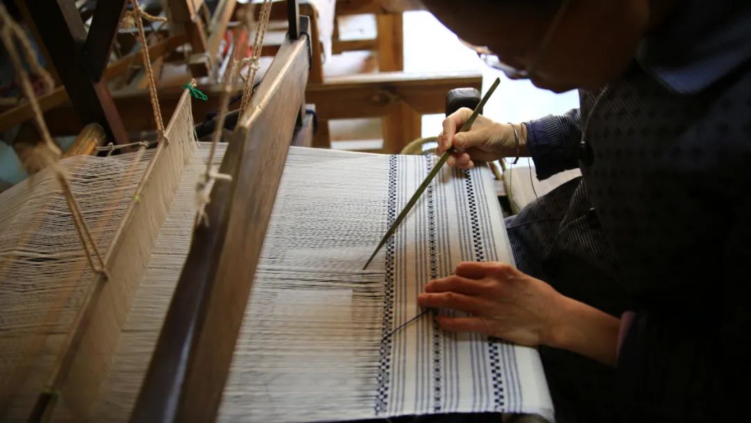 They use warm hand-woven cloth to make national trendy bags full of the ...