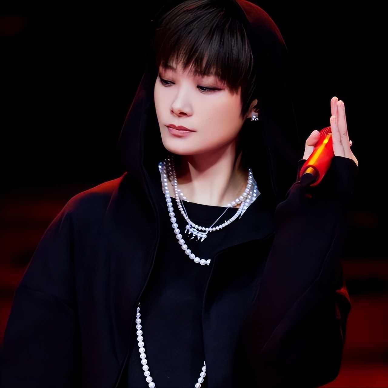 Why does Li Yuchun have 16 million fans on Weibo, but the album is ...