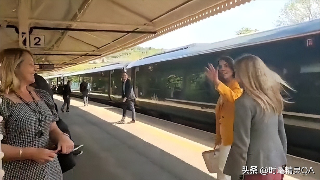 The scene I have never seen before! Kate stopped to chat while catching ...