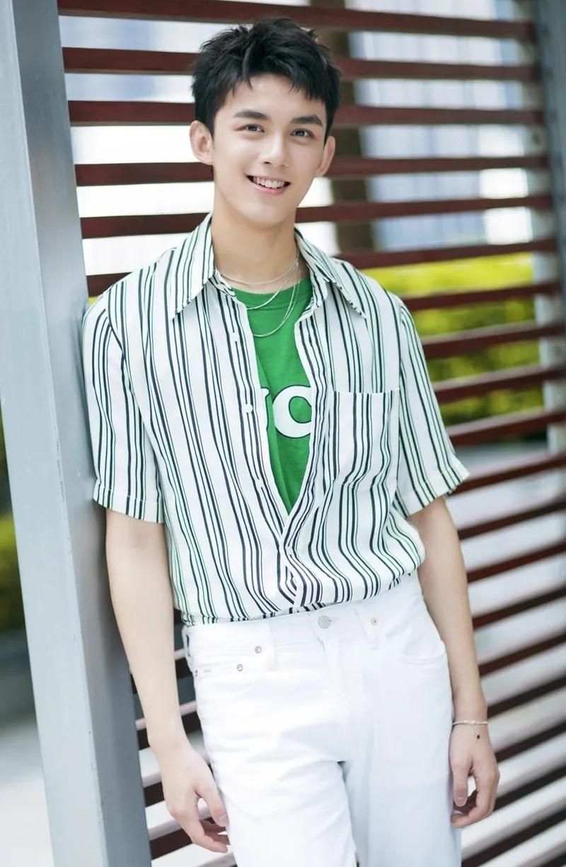 Wu Lei has grown handsome since childhood - iNEWS