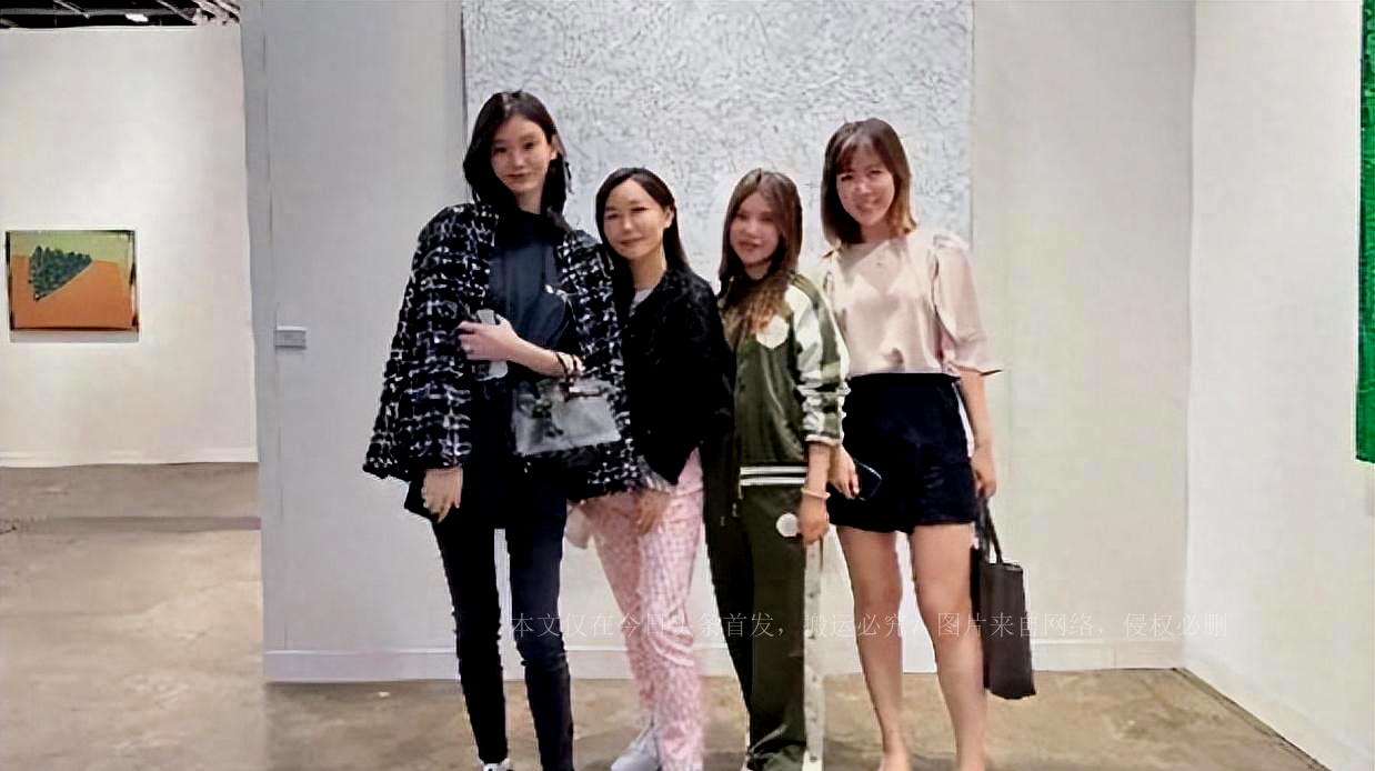 Zhang Zetian and Liang Anqi appeared at the art exhibition, and Fok ...