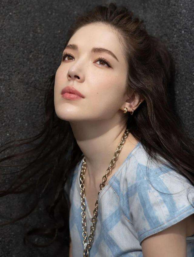 Qiu Ze appeared at the event to reveal the newly married status and ...