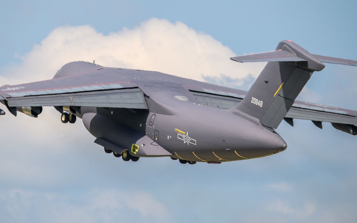 The transport plane flies like a fighter jet, and the oil transport-20 ...