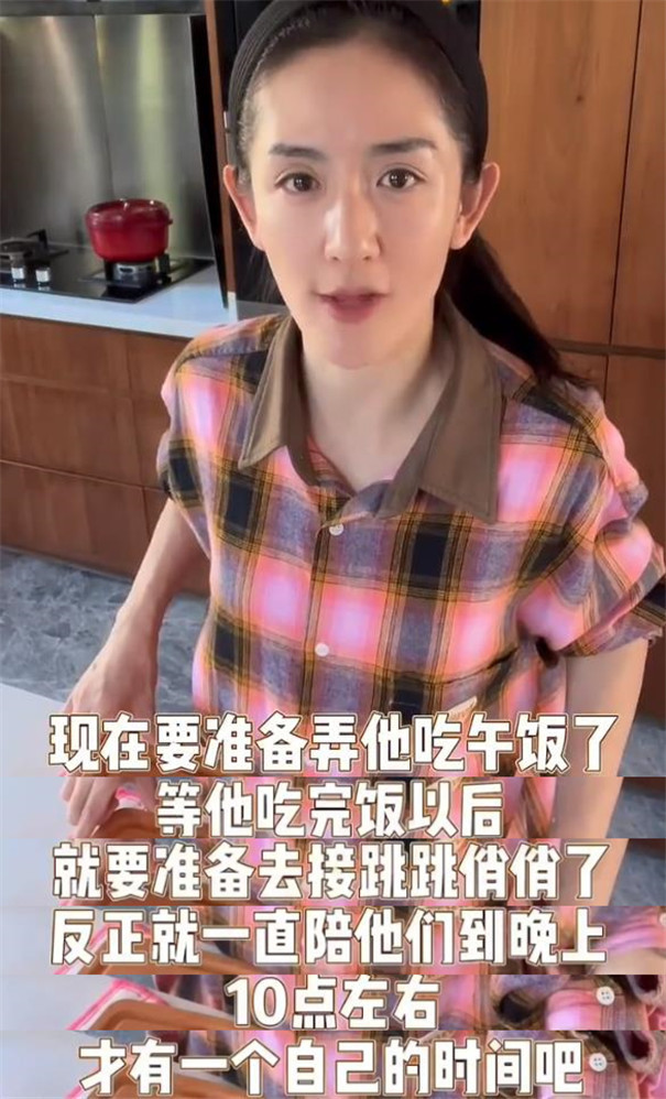 Xie Na grilled ribs for her family, her cooking skills were praised by ...