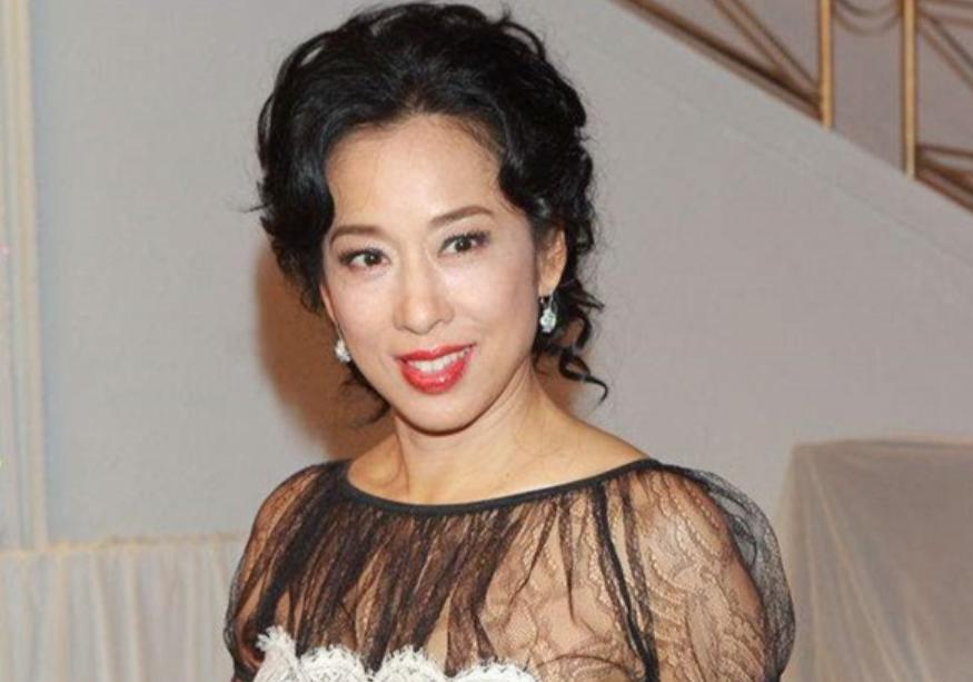 63-year-old Zhu Lingling is really old and pretty. She wears a short ...