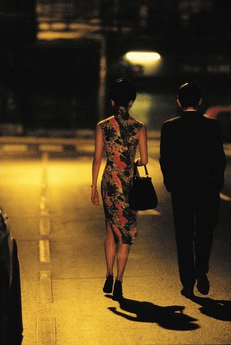 The costumes and shapes of the characters in the movie "In the Mood for ...
