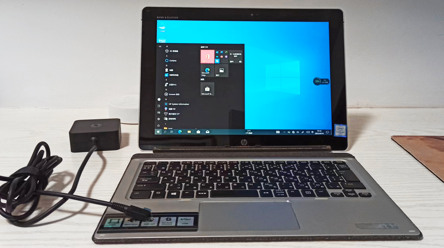 Comes with a 12.2-inch full-fit small screen, this HP 2-in-1 tablet ...