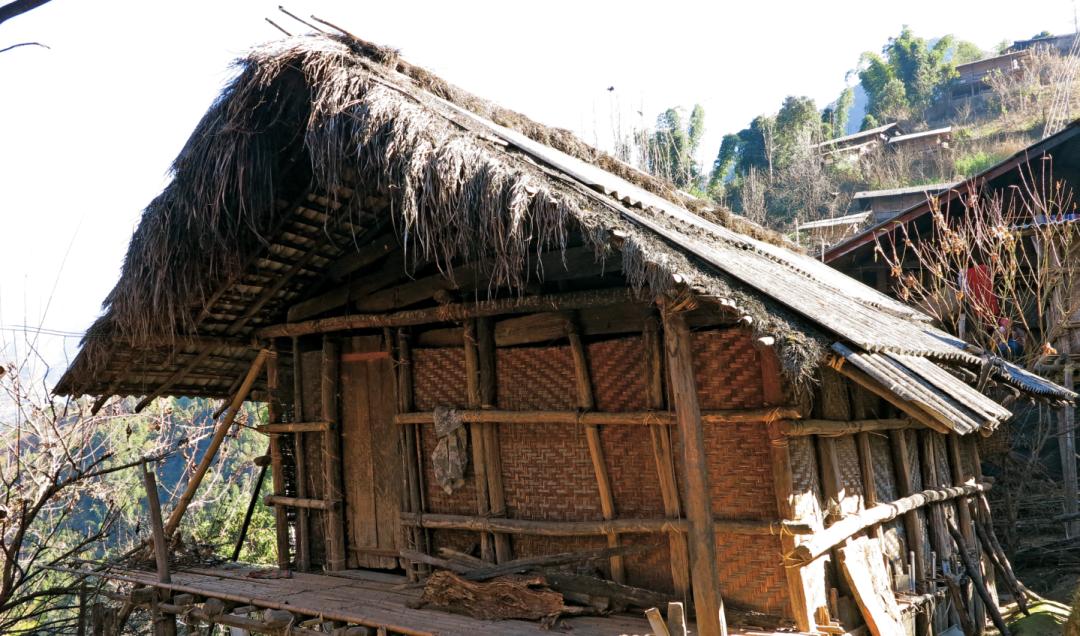 Lisu traditional dwelling thousand-foot floor-to-ceiling house - iNEWS