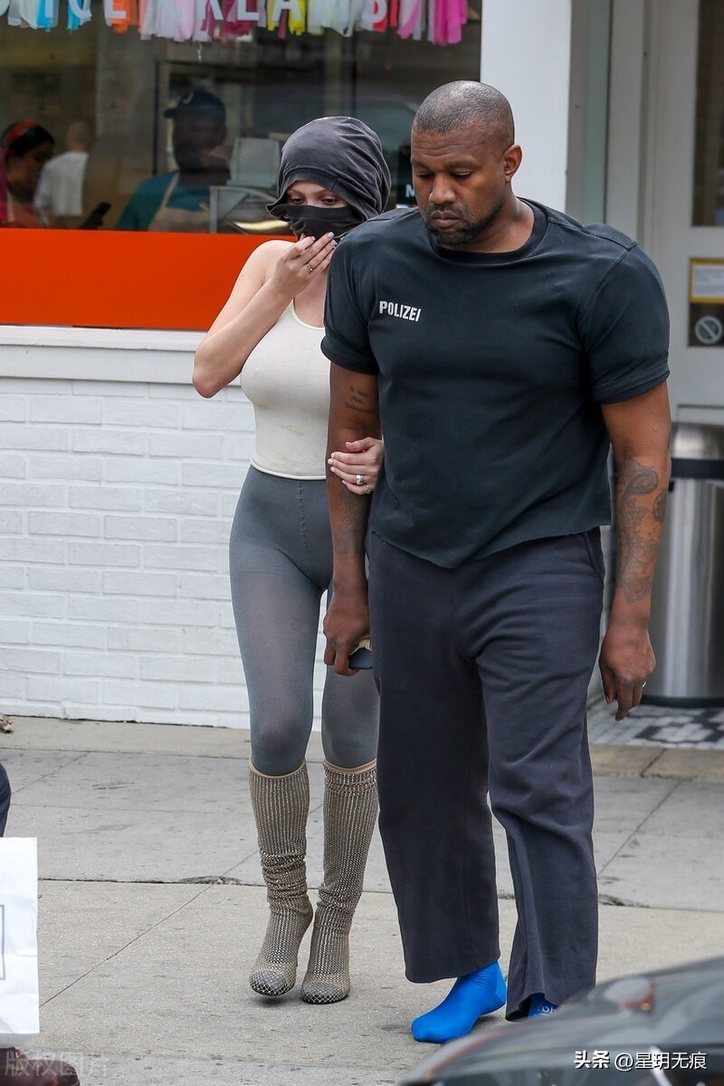 Kanye West and his wife appeared on the street, the unique dress is ...