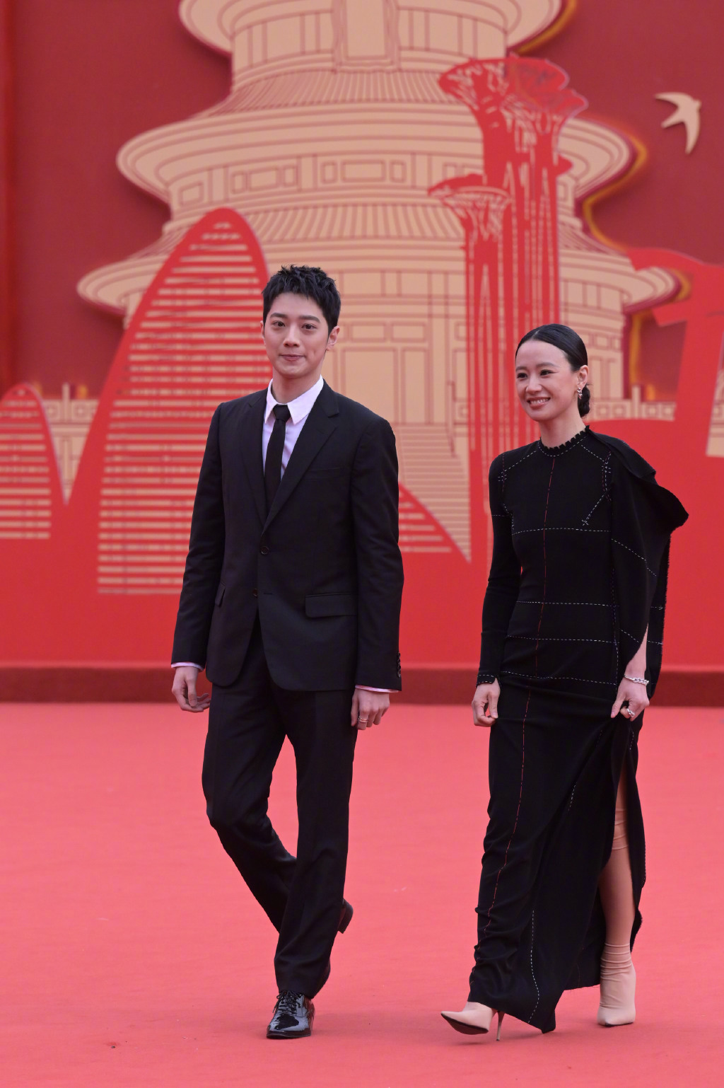 In the unbroadcast clip of the Beijing Film Festival, the angle Lai Guanlin raises to his female ...