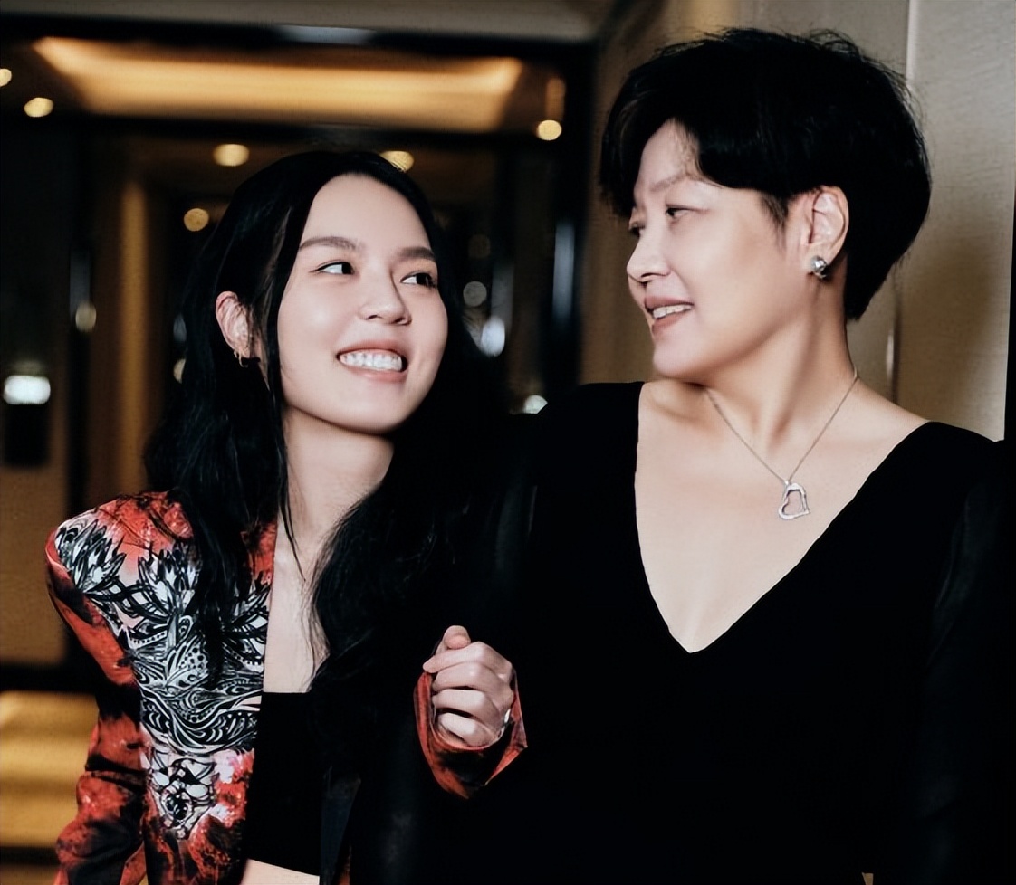 Fatu Mai wears Li Yong's old clothes to take a family portrait, interacts with Ha Wen with ...