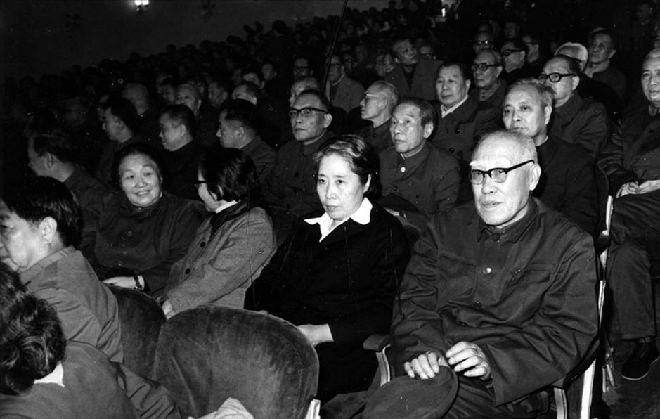 Why are lawyers defending Jiang Qing and others? Peng Zhen issued a ...