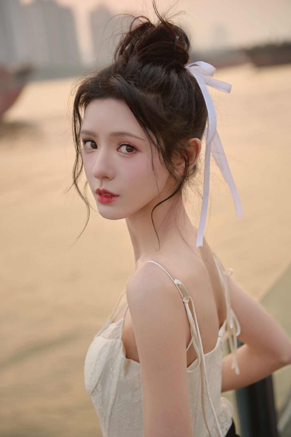 Zhang Yuxi shared that she wore a white suspender skirt in spring ...