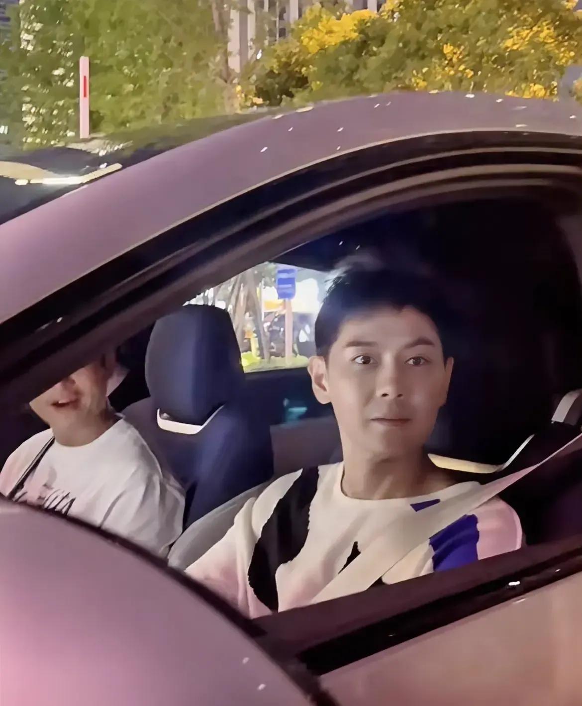 Recent photos of Jimmy Lin: The face is thin and the expression is ...