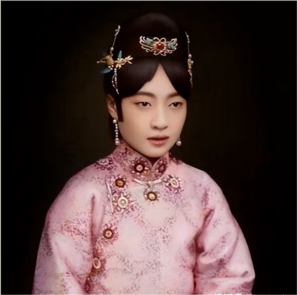 Wan Rong had an ambiguous relationship with the guards and gave birth ...