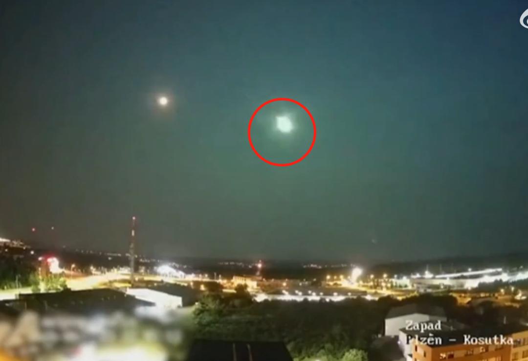 Fireball-shaped flying object appeared in Germany! It emits a dazzling ...