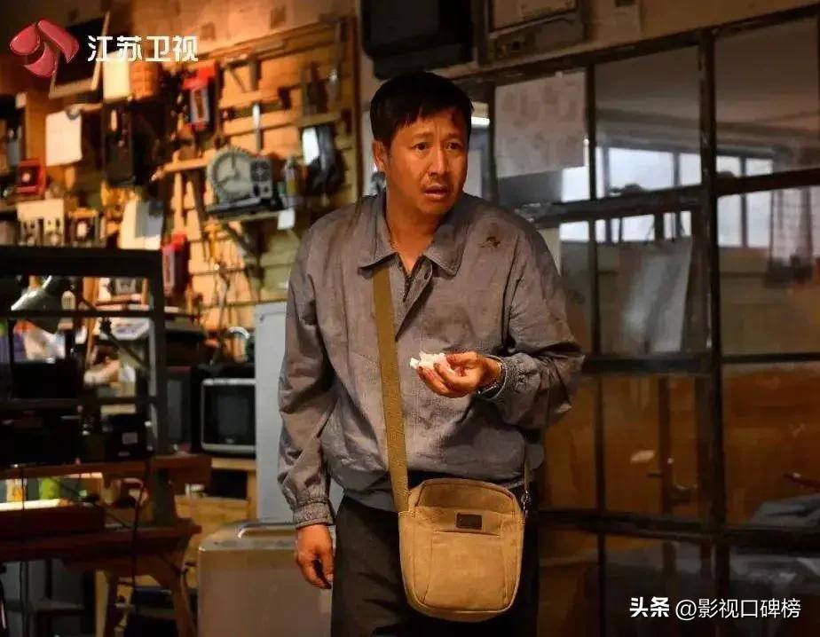 Zhang Guoqiang took a group photo with fans, restrained and modest, and ...