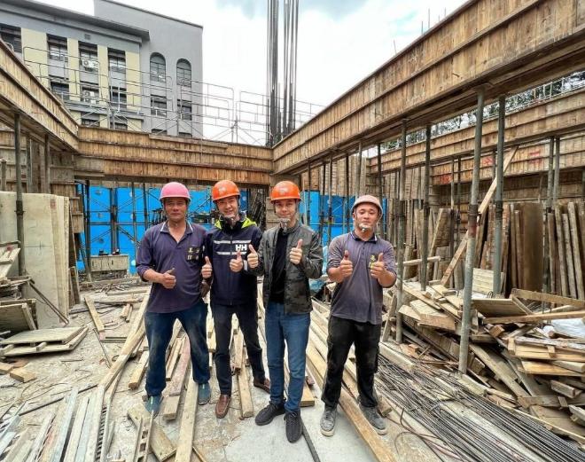 Jimmy Lin appeared on the construction site, raised his fractured right ...