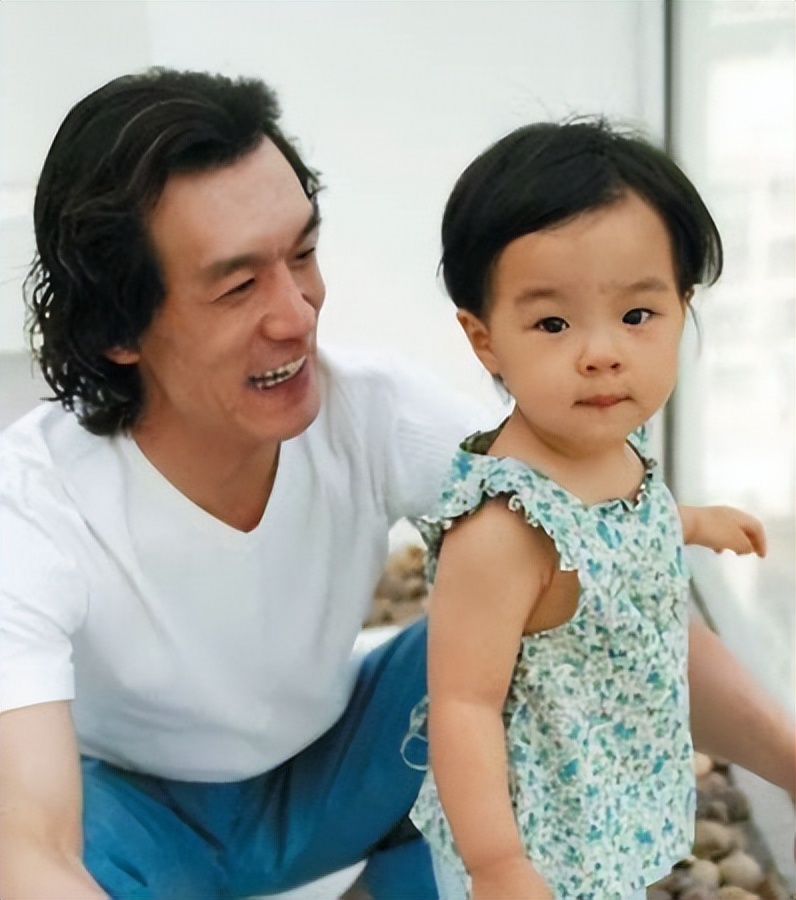 Li Yong's daughter returned to China to announce her debut. Netizens ...