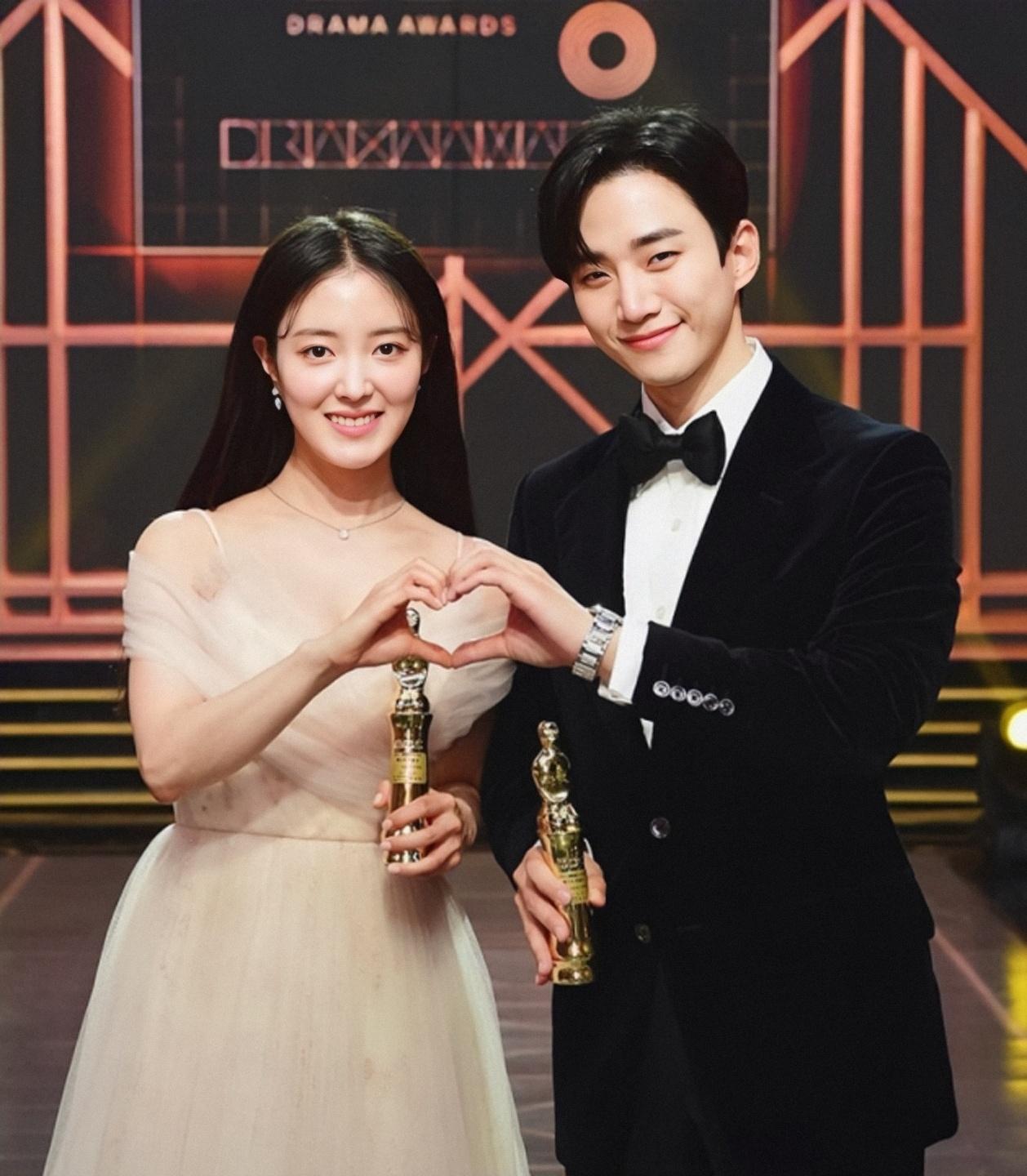 "Sleeve Red Trim" is available now!10 people including Li Junhao and Li ...