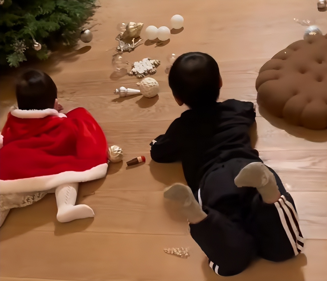 Xi Mengyao and her children decorate the Christmas tree, her brother ...