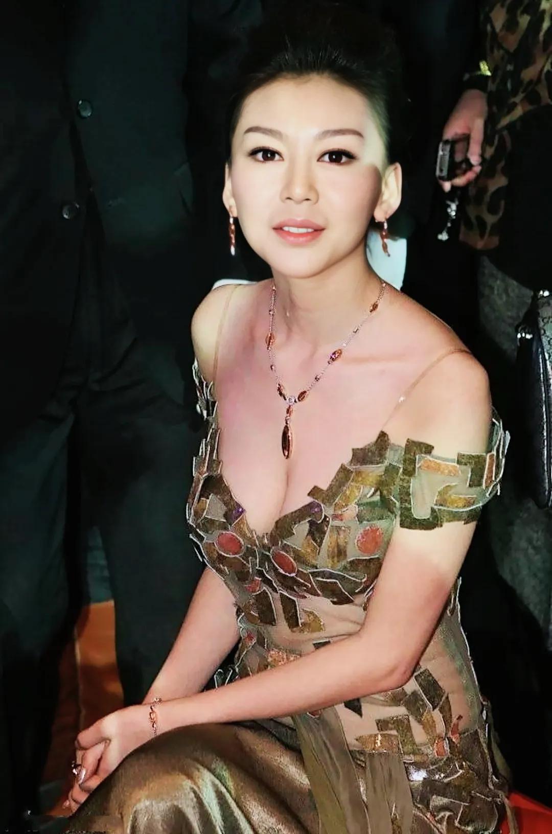 Sexy beauty: Gong Xinliang - iNEWS